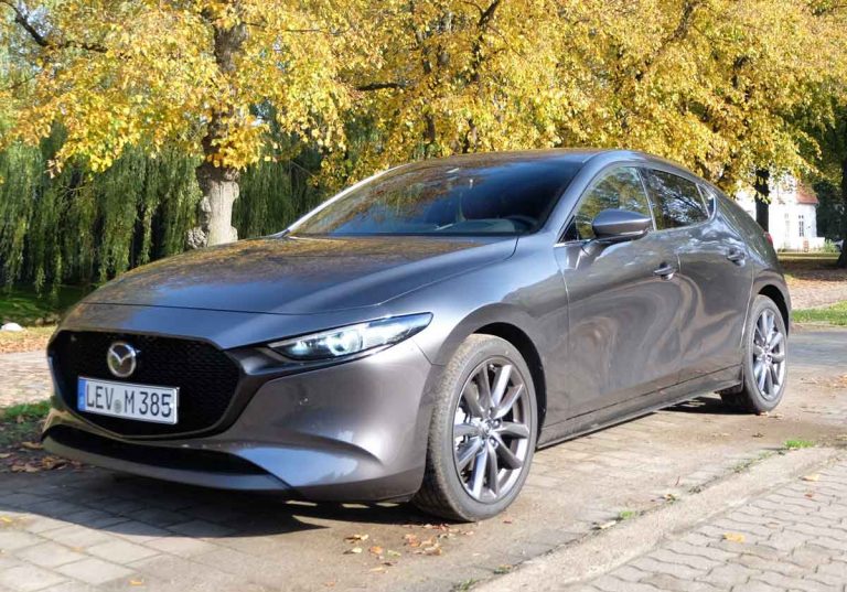 Mazda 3 Skyactiv-X 2.0 Mildhybrid - green car magazine - Der Schlüssel ...